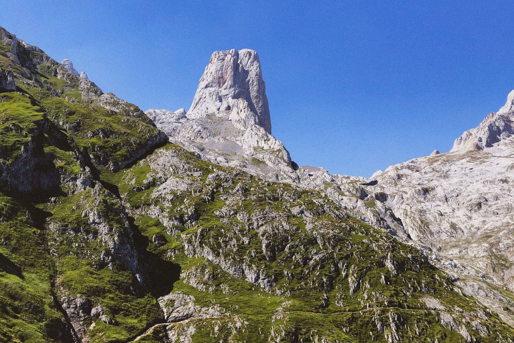 Subida a la base del Naranjo de Bulnes / Refugio del Urriellu (Mountain ...